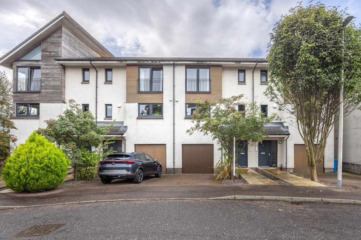 Villa For Sale in Dundee - 15 Dudhope Gardens Dundee DD3 6TX - TSPC