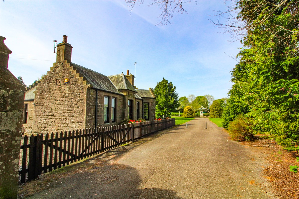 Villa For Sale in Forfar - Reid Park Lodge 18 Hillside Road Forfar DD8 ...