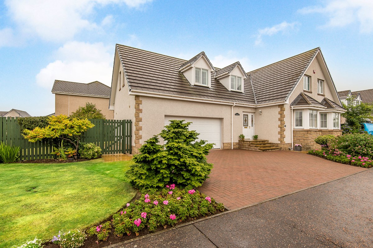 Villa For Sale in Forfar - 35 Lochbank Gardens Forfar DD8 3HG - TSPC